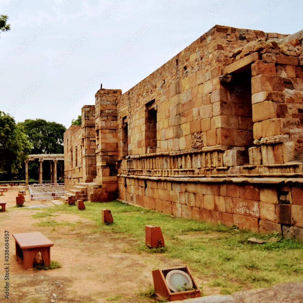 Stock-Foto „Inside the Qutub Minar Complex with antic ruins and inner ...
