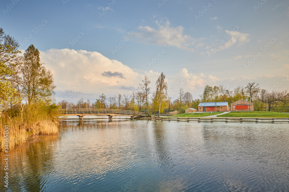 Stock-Foto „Marktler Badesee, Landschaft, Brücke, Kiosk, Marktl, Marktl ...