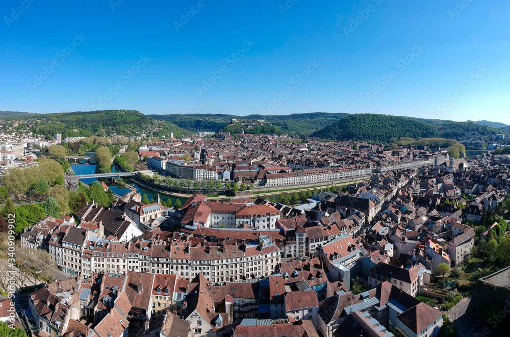 Vue aérienne du centre ville de Besançon depuis le quartier Battant ...