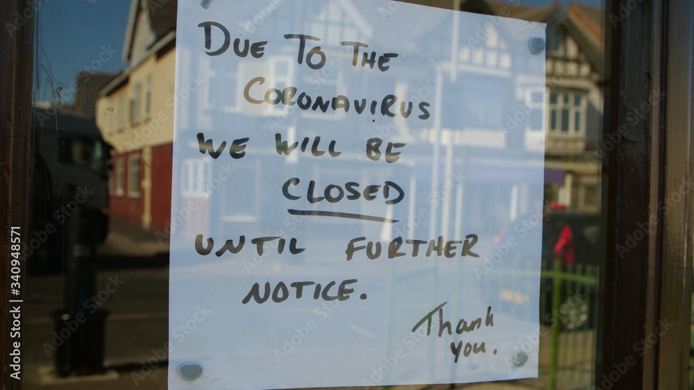 Foto Independent shop closed until further notice in window due to the ...