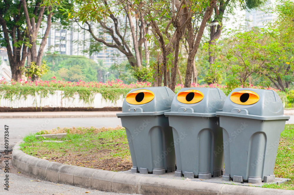 Foto de Stock 3 gray color bins arrange on pathway in public garden ...