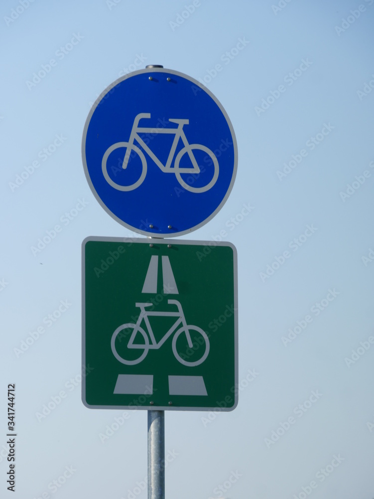 Verkehrszeichen für Radweg und Radschnellweg Stock Photo | Adobe Stock