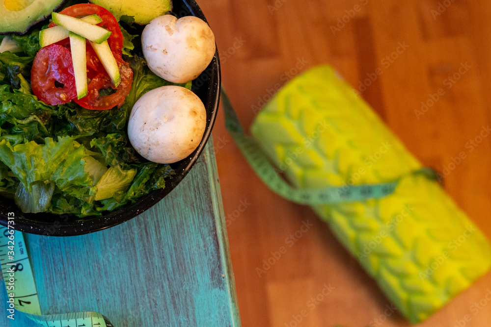 Foto de Stock Ensalada lista para comer, llena de vegetales y para una dieta baja en ...