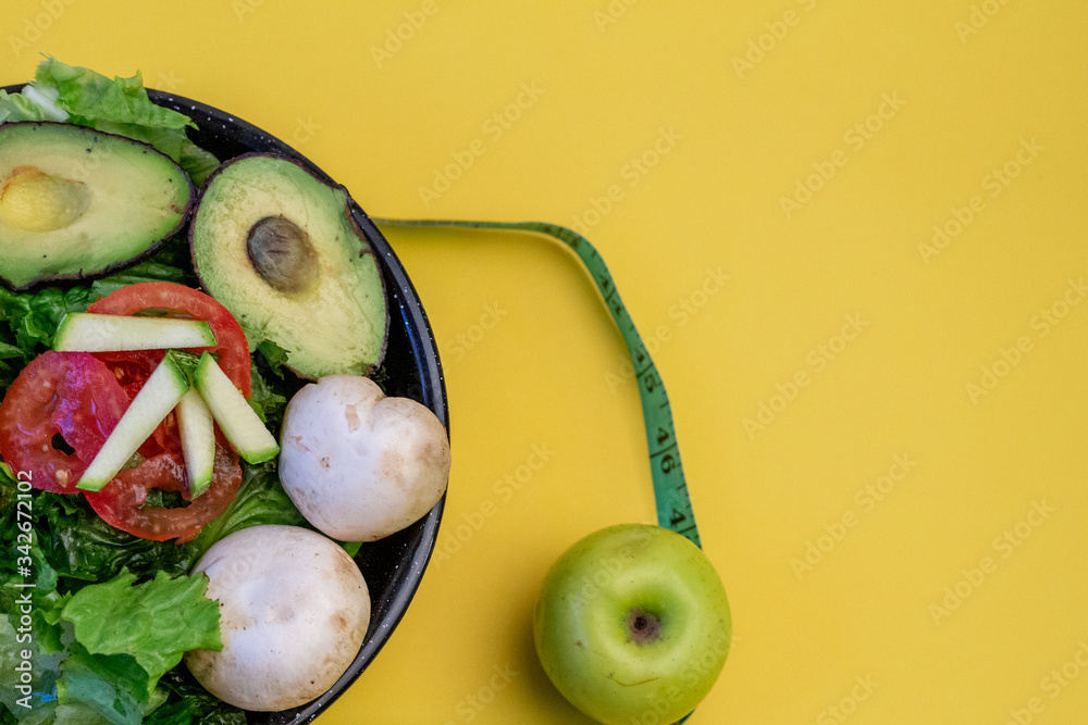 Ensalada lista para comer, llena de vegetales y para una dieta baja en carbohidratos o keto ...