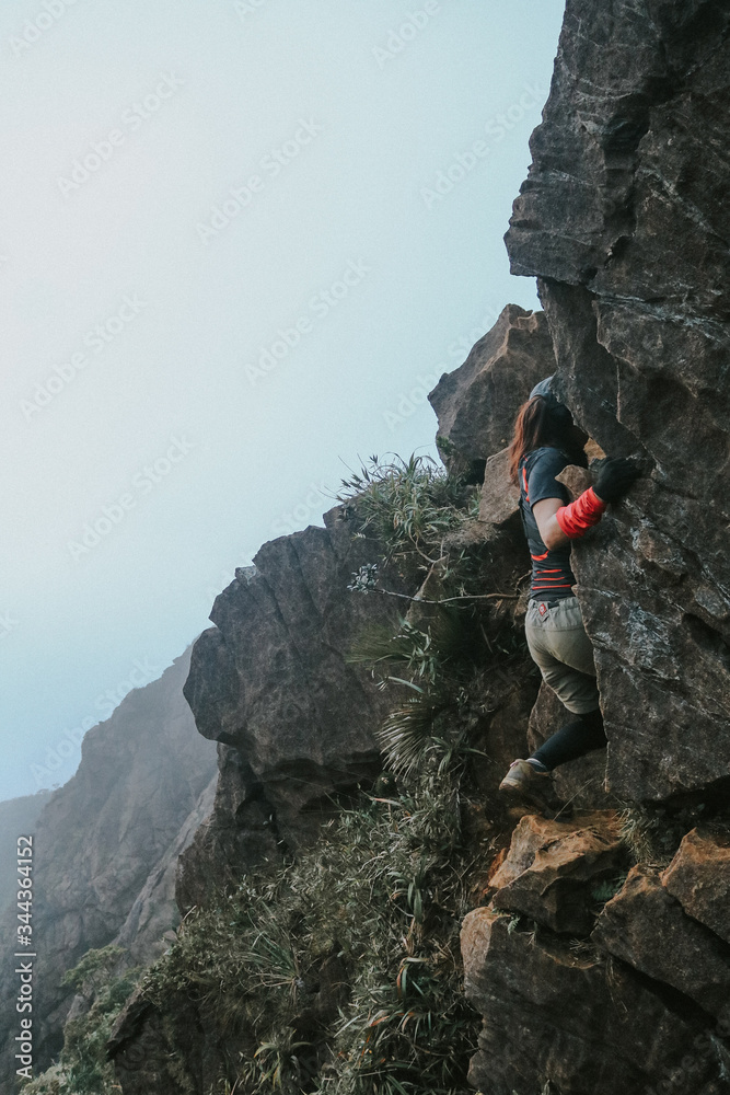 Foto de Stock Kiss the wall dangerous portion of the entire trail in Mt ...