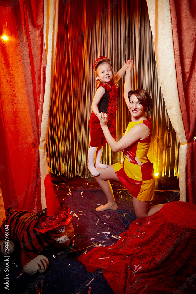 Foto de Stock Family during a stylized theatrical circus photo shoot in ...