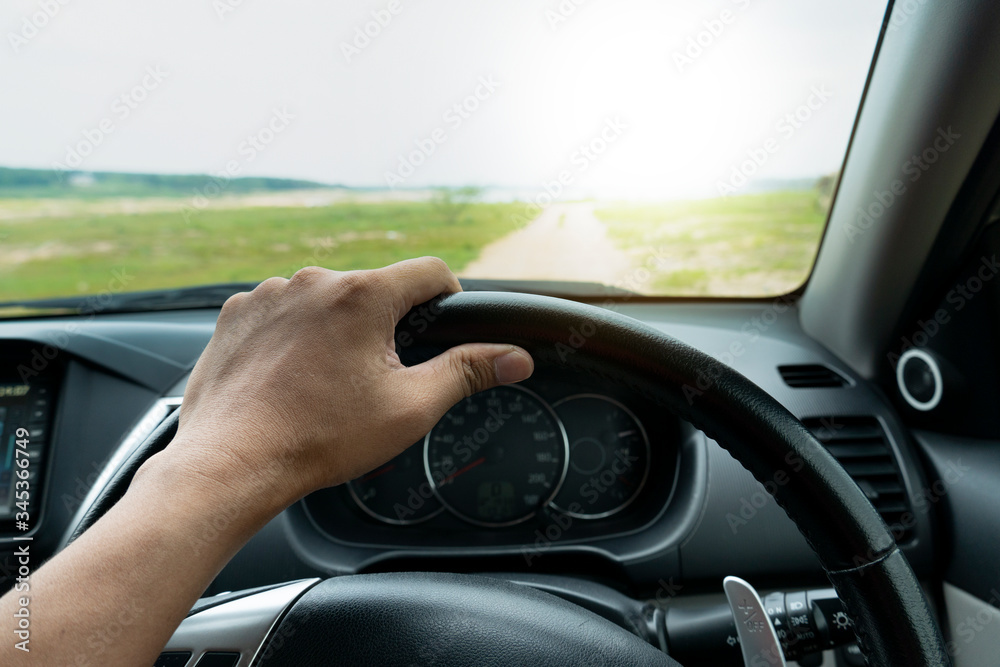 Foto A man's hand controls the steering wheel of an automobile on an ...