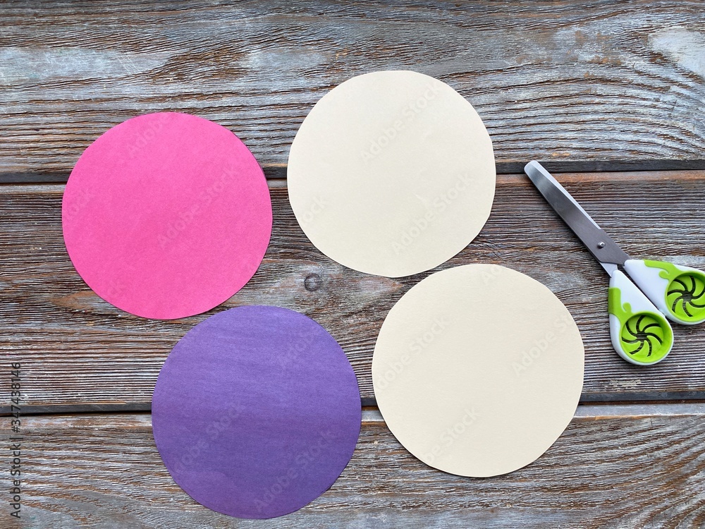 Cut circles out of paper, craft a paper donut, a lesson for a child how ...