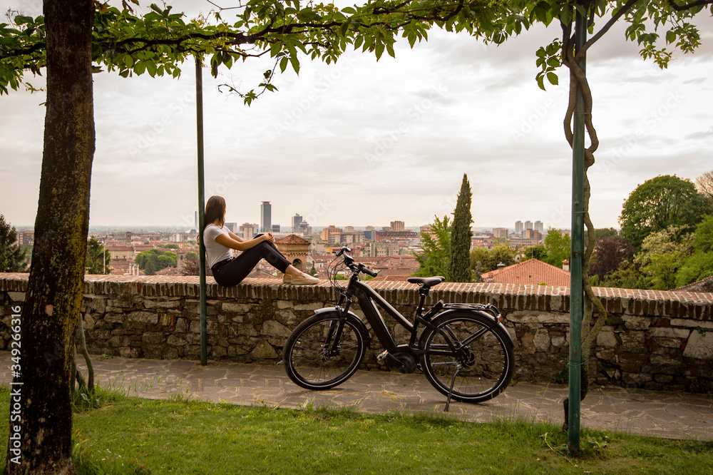 Fotografie bici, bicicletta, andare in bicicletta, donna, sport, cittá ...