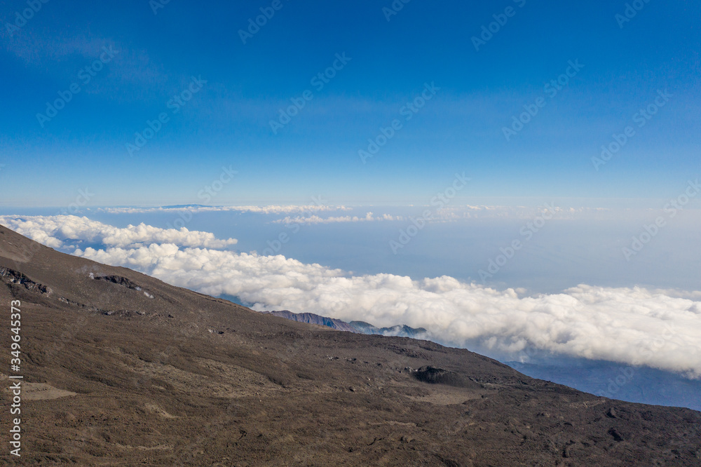 Foto Beautiful panoramic aerial view photo from flying drone on Mount ...