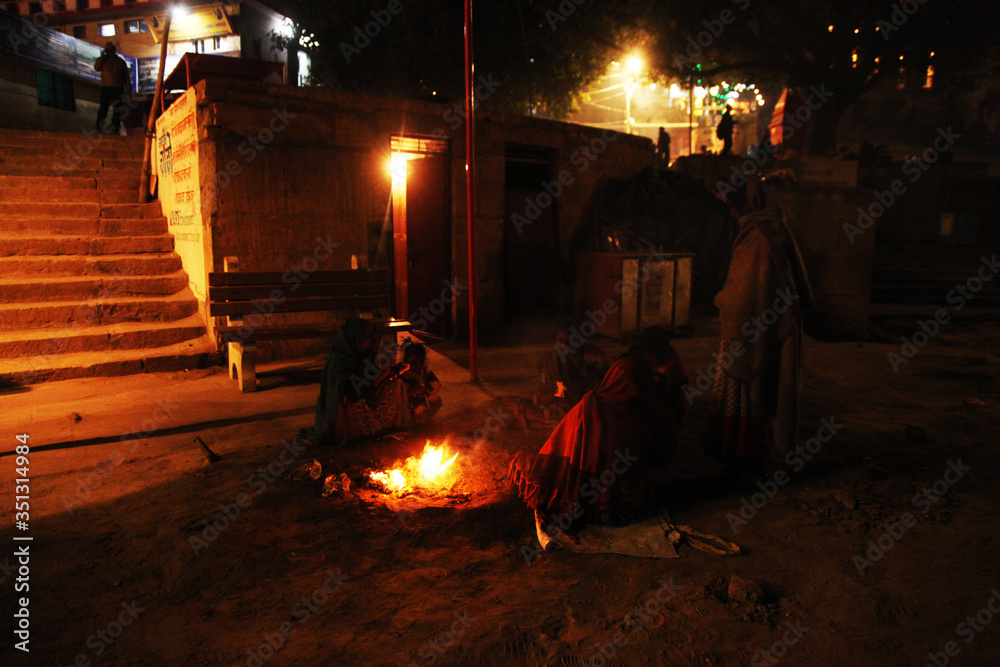 Fotografie People look at the funeral pyre that night. The ceremony of ...