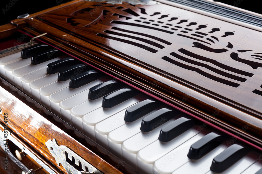 Harmonio, instrumento de teclado típico de la música india Stock Photo ...