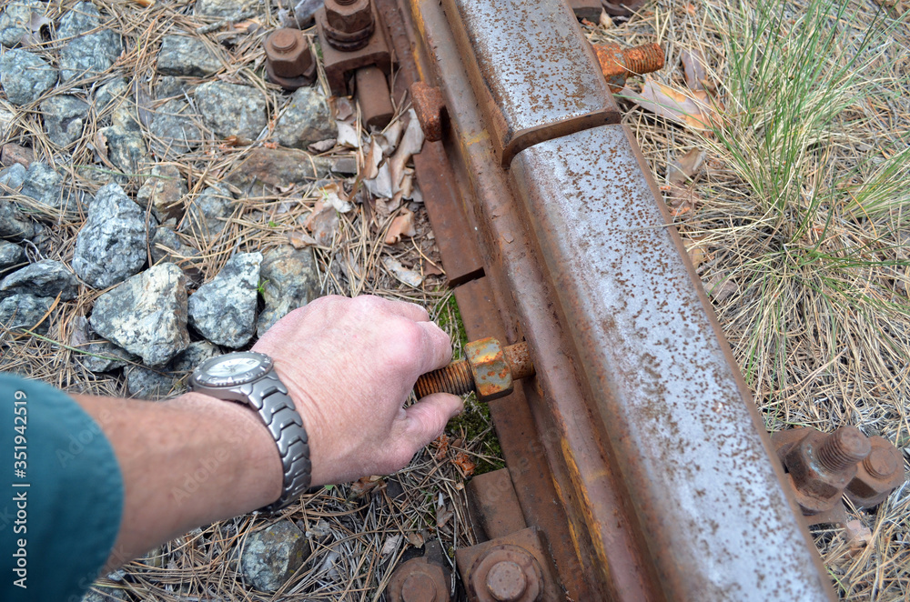 Ukrainian metal thieves destroy the infrastructure of the railway. Rail ...