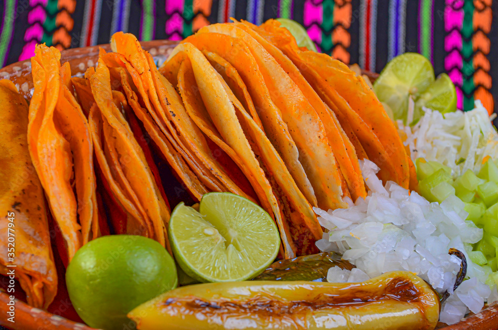 Foto de Stock Tacos de barbacoa con verdura, limón, cebolla, chile ...