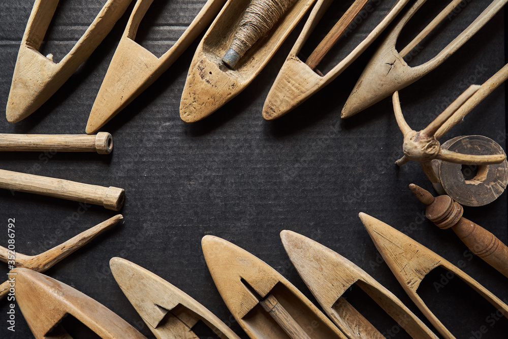 Foto de Stock old wooden shuttle - antique shuttle weaving tool / boat ...