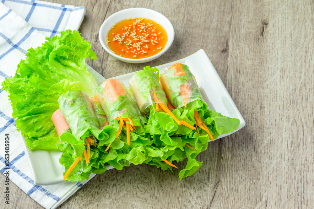 Foto Fresh spring rolls or Noodle rolls wrap vegetables (kuay tiew lui ...