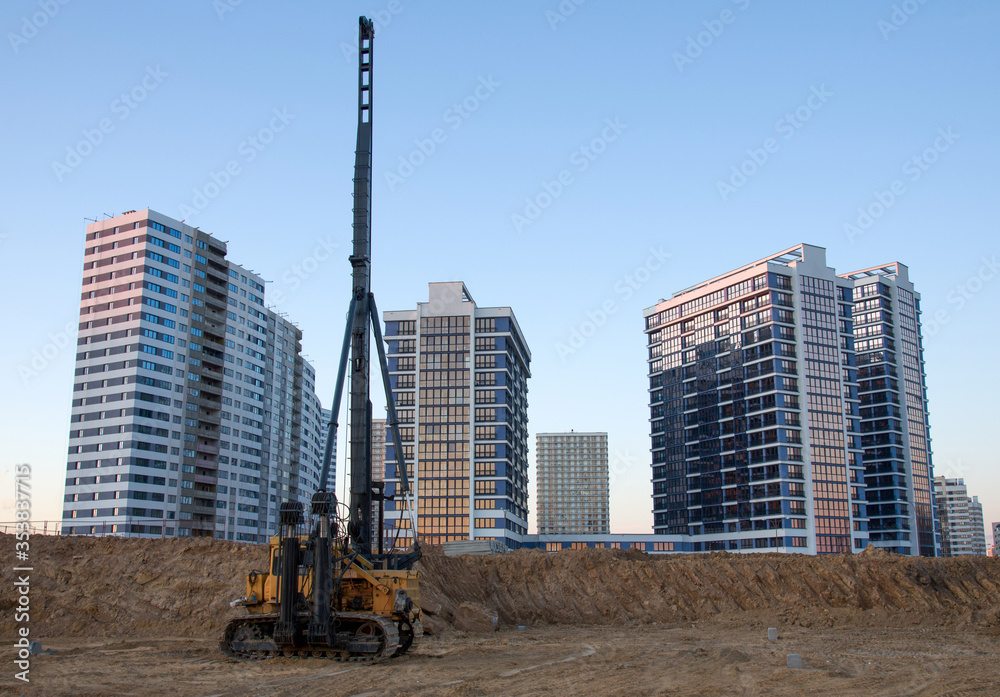 Vibrating hydraulic hammer. Hydraulically driven free-fall hammer for ...