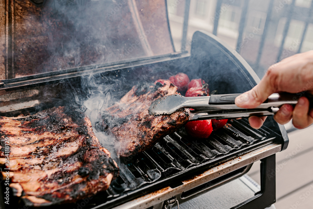 Foto American style barbeque dinner. Gas grill. Making smoked food on ...