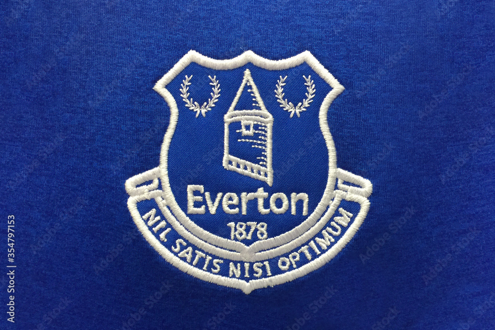 Foto The logo of Everton football club on an official jersey do Stock ...