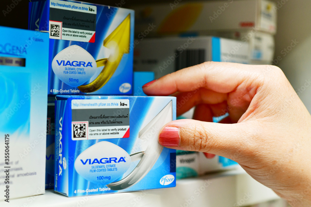 ภาพถ่าย Stock BANGKOK ,THAILAND - NOV 8: Viagra new packaging in hand ...