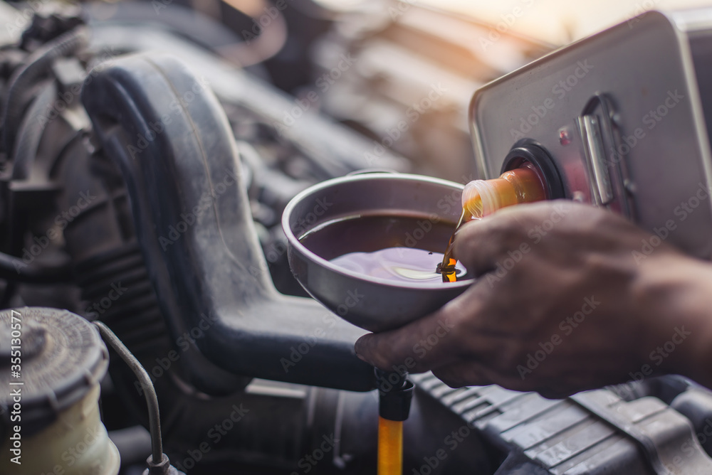 Lubricate your car engine with oil,Refueling and pouring oil quality ...