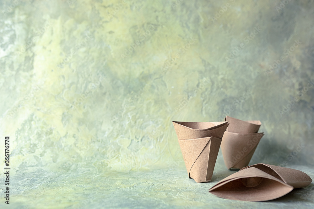 Foto de Stock Paper cups or origami bags, containers. Eco-friendly food ...