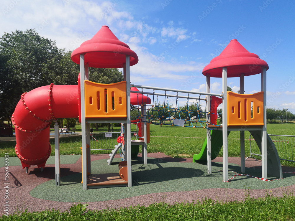 parco giochi per bambini nel parco, children's playground in the park ...