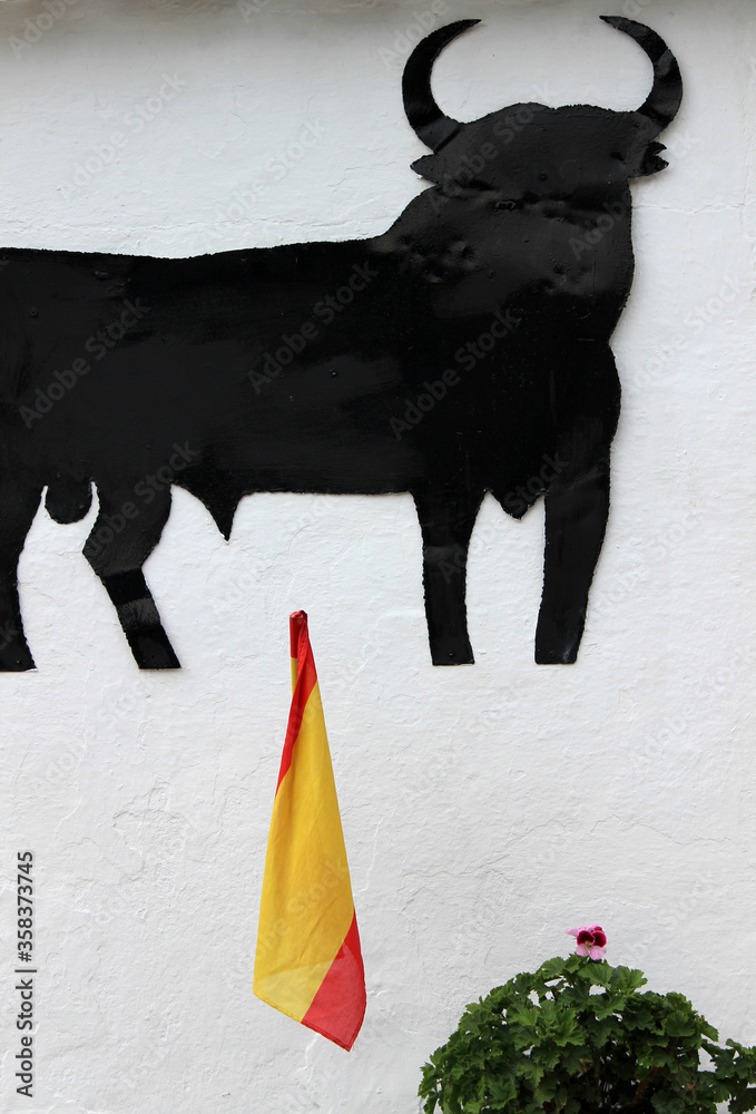Photo Stock Silueta de un toro junto a la bandera de España. Símbolo ...