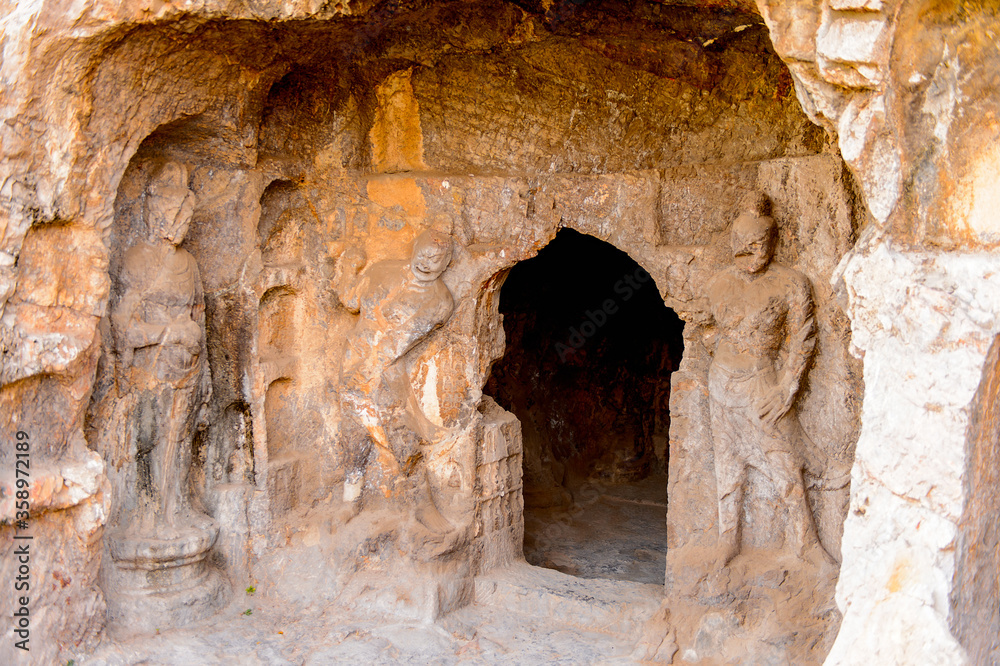 Foto de Stock It's Caves at the Longmen Grottoes ( Dragon's Gate ...
