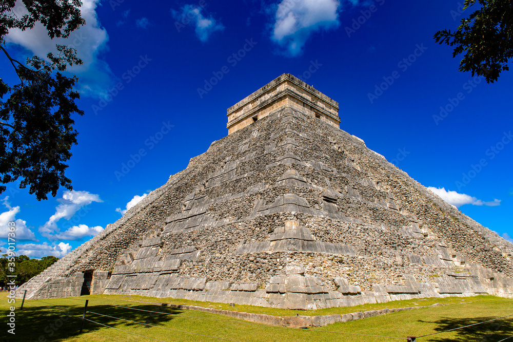 ภาพถ่าย Stock El Castillo (Temple of Kukulcan), a Mesoamerican step ...