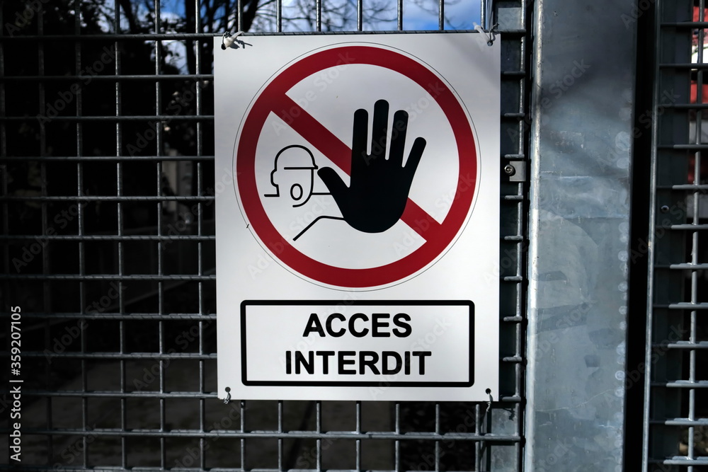 Panneau Accès interdit. Main ouverte au premier plan dans un symbole d ...