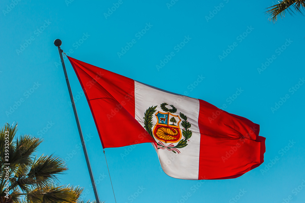 Foto de Stock Bandera peruana flameando | Adobe Stock
