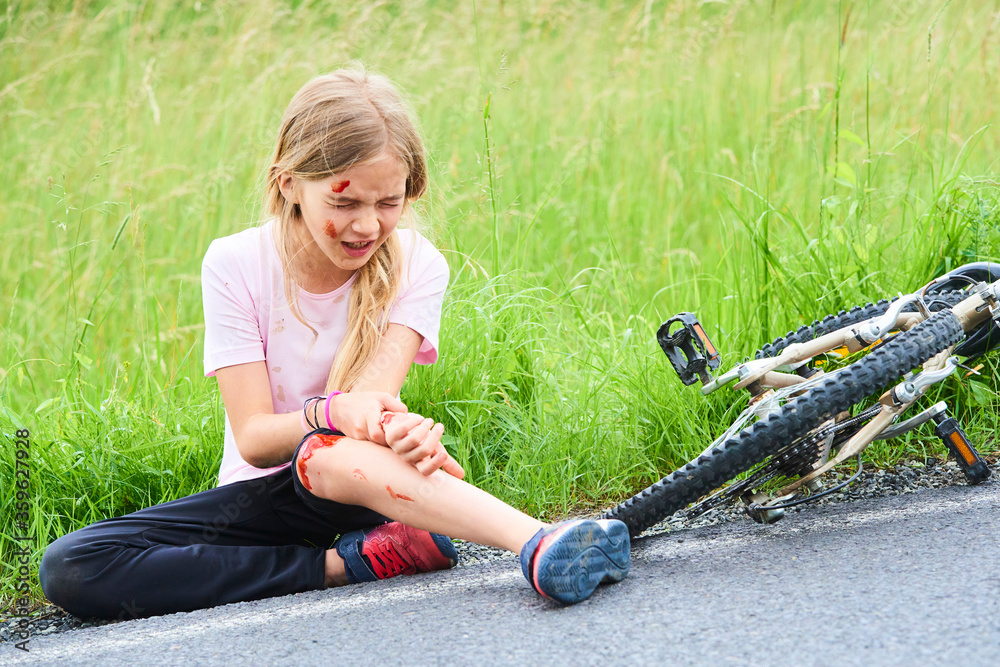 Стоковое фото «Sad crying little child girl fell from the bike in the ...