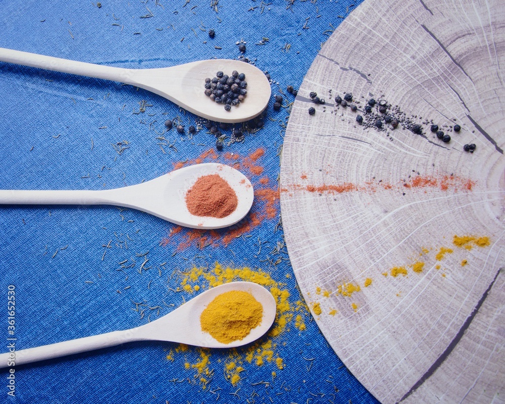 Pintar con especias. Cucharas de madera con especies de cúrcuma ...
