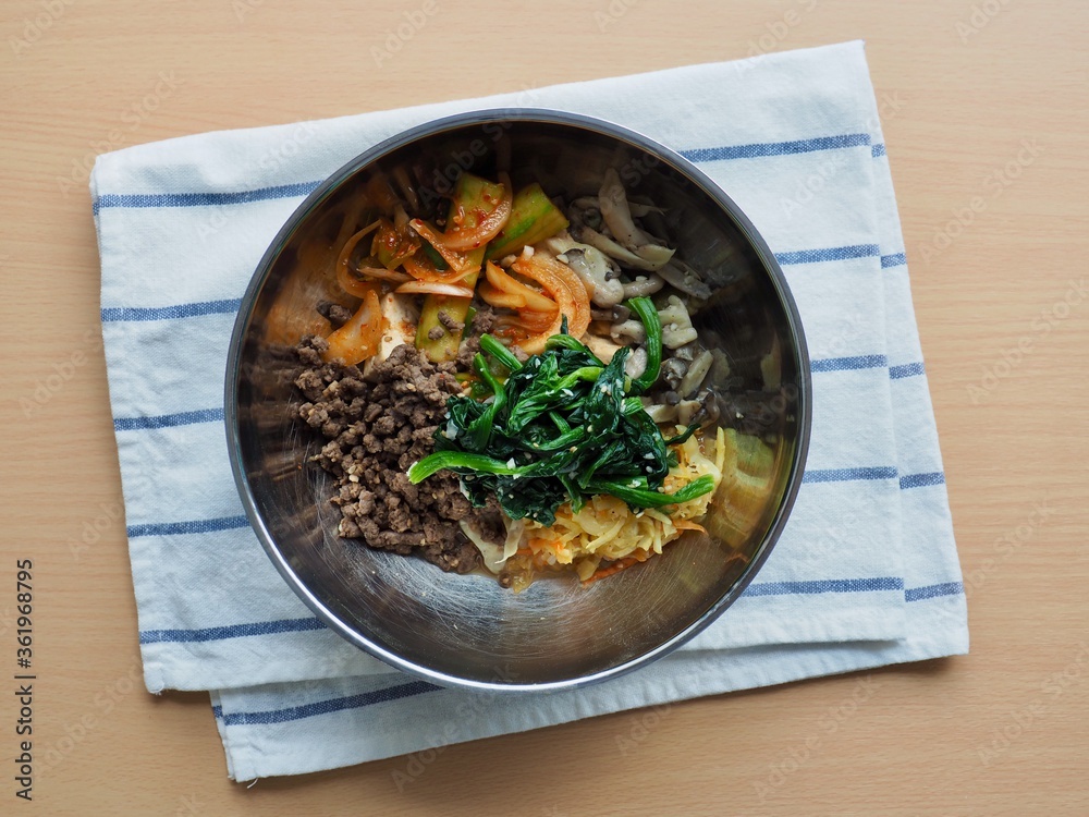 Foto de Stock 한국음식 소고기와 채소 비빔밥 | Adobe Stock