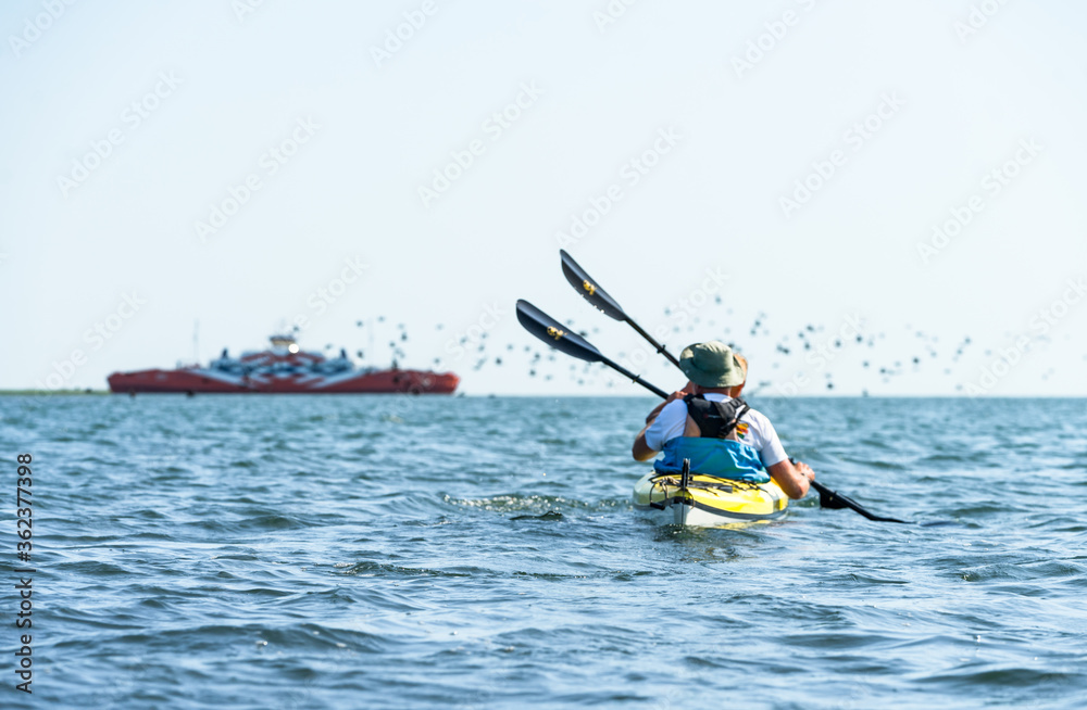 Foto de Stock Virtsu, Estonia / June 24 2020: Kayaking team paddling in ...