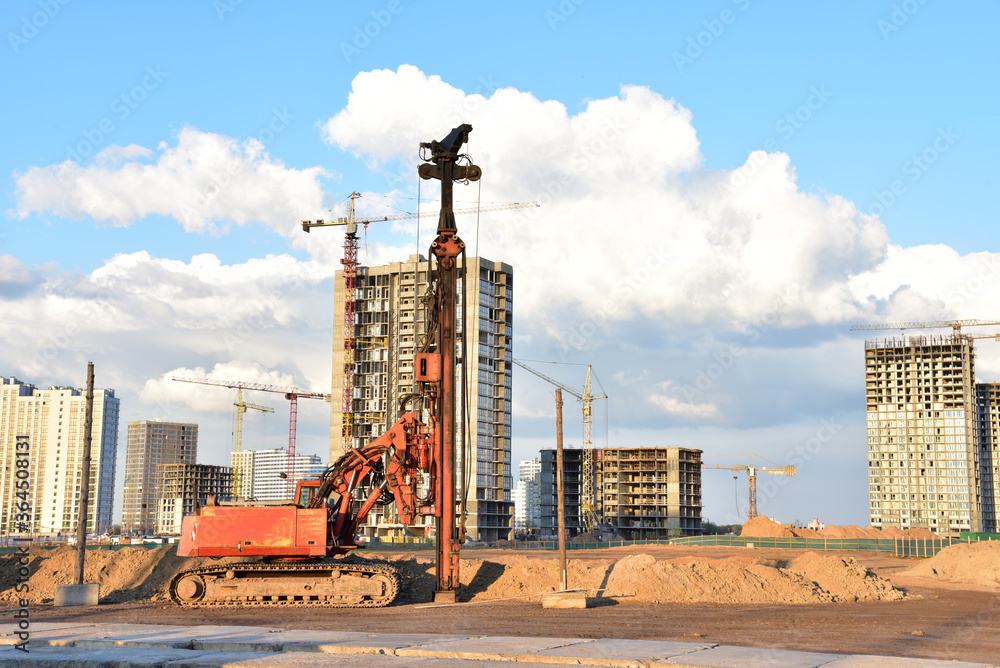 Vibrating hydraulic hammer. Hydraulically driven free-fall hammer for ...