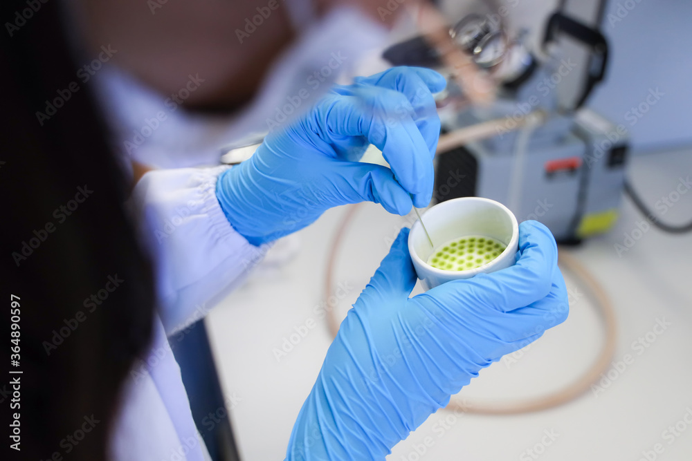 Foto de Stock Scientist analysis the total solids experiment by using filter paper and suction ...
