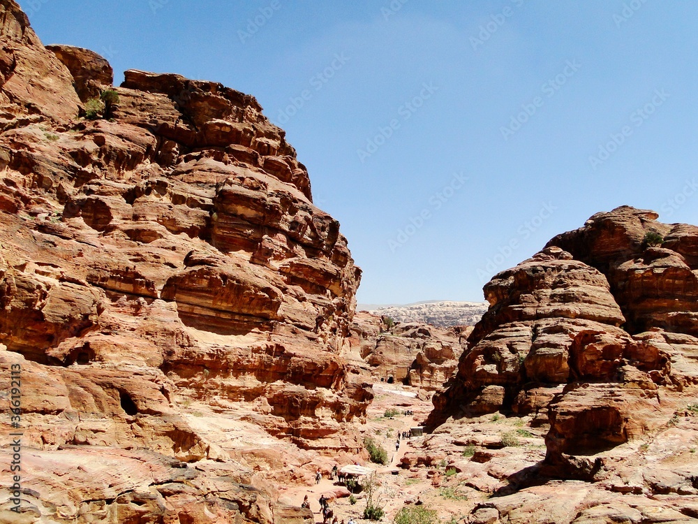 Stock-Foto „Crowded tourists visit Hadrian Gate in Jordan, an UNESCO ...