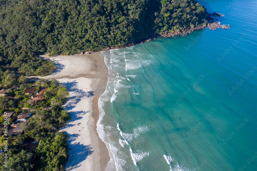 imagem aérea da linda praia de Toninhas em Ubatuba, litoral de São ...