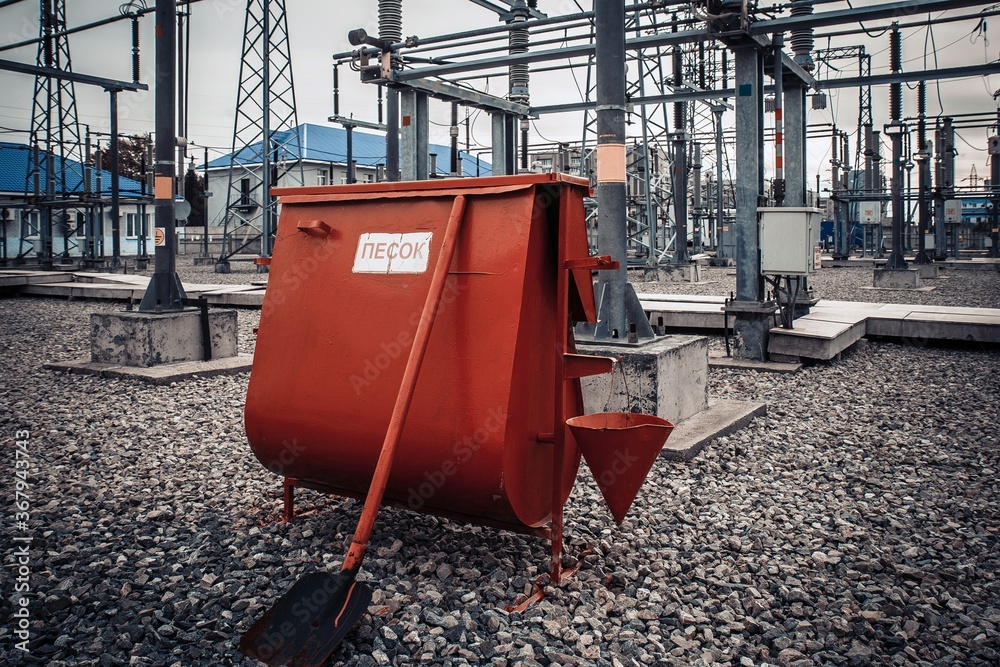 Stock-Foto „Tools for manual fire extinguishing: sandbox with word ...