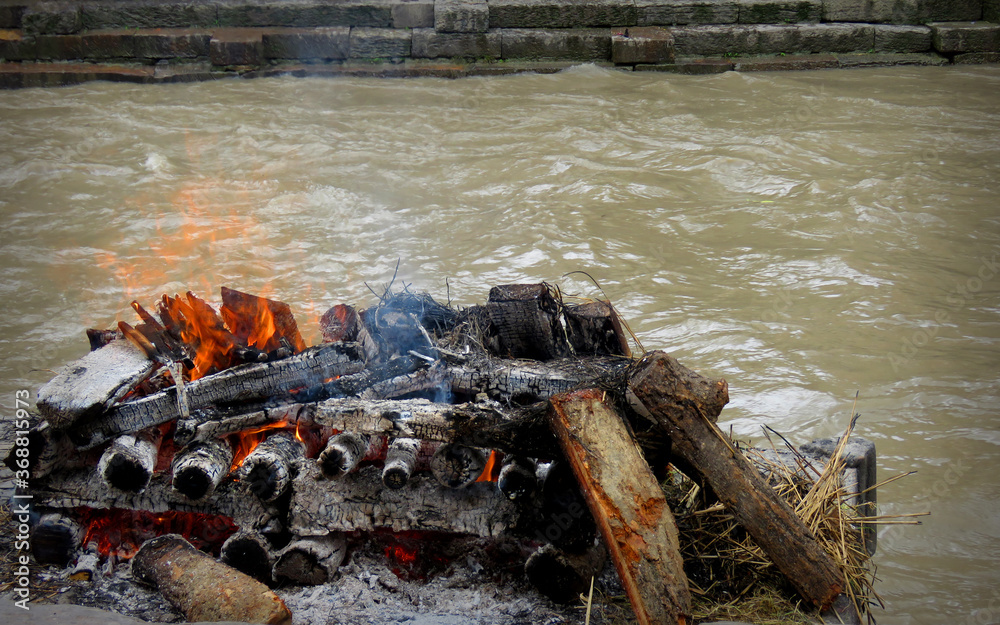 Burning Hindu funeral pyre,Hindu funeral rights of burning the body on ...