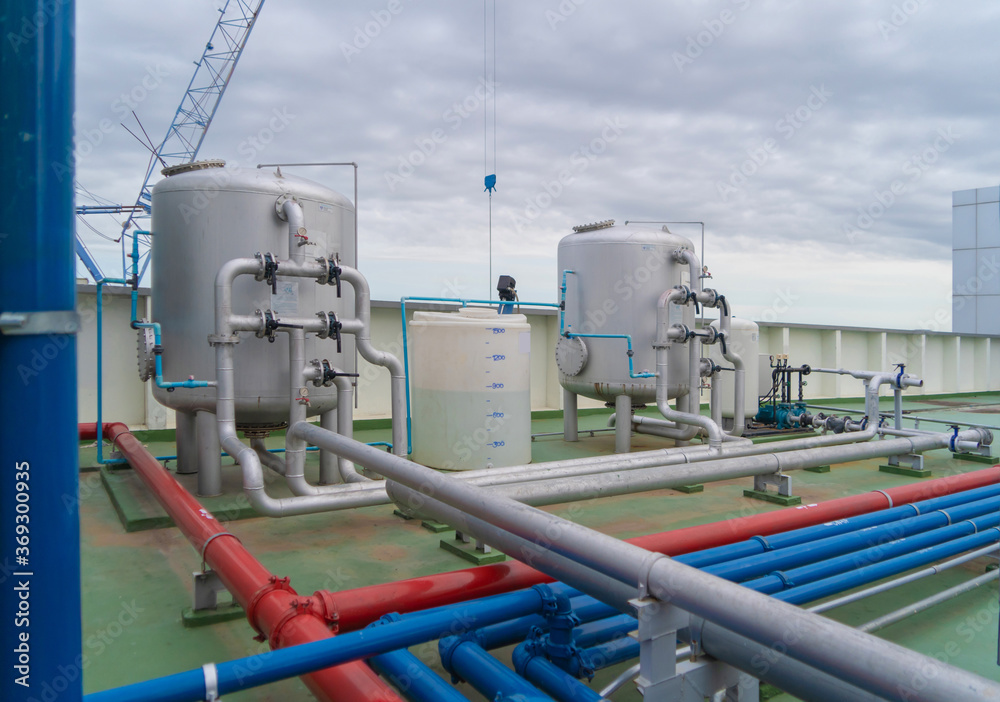 Foto Chiller tower or cooling tower on rooftop of a office building ...