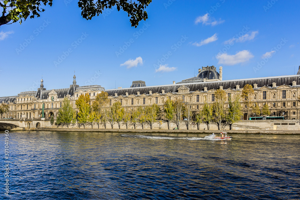 ภาพถ่าย Stock View of famous Louvre Museum from the Seine river. Louvre ...