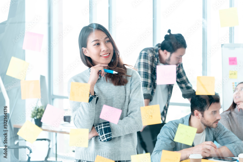 Brainstorming diversity creative design use post it sticky note team ...