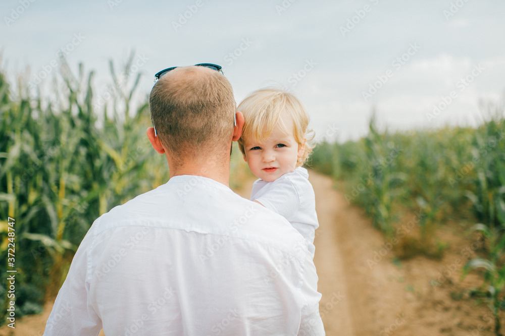 Photo Stock Handsome young caucasian dad with short dark hair in white ...