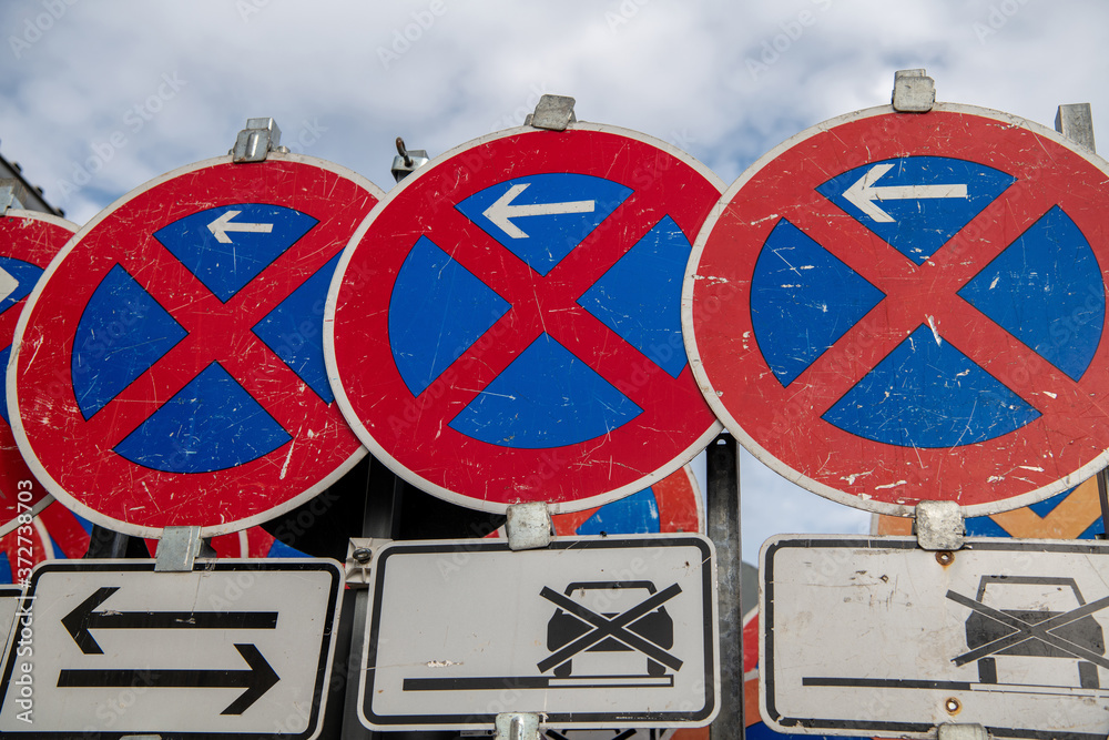 Verkehrszeichen, Halteverbotsschilder in einem Depot Stock Photo ...