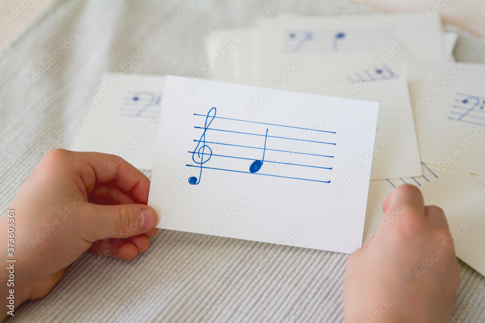 Foto de Stock Young child practices naming music notes with flash cards ...