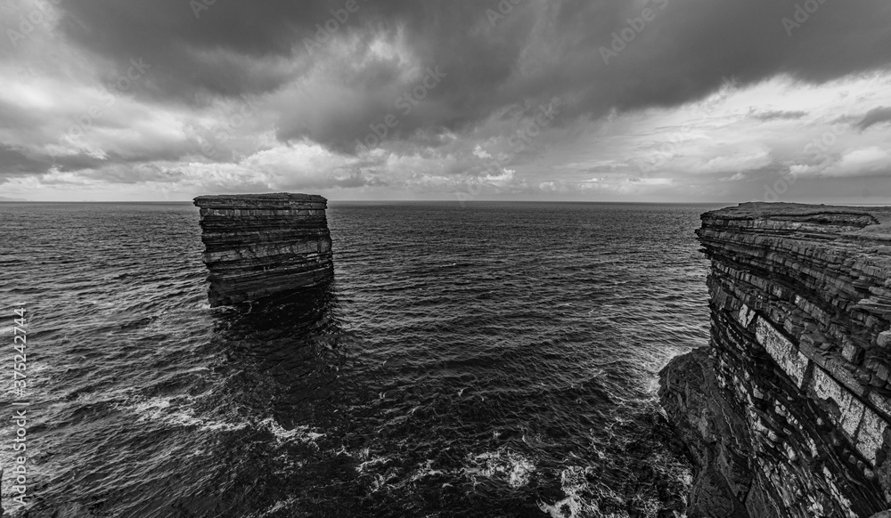 Foto de Stock Dun Briste (broken fort) sea stack, Downpatrick Head ...
