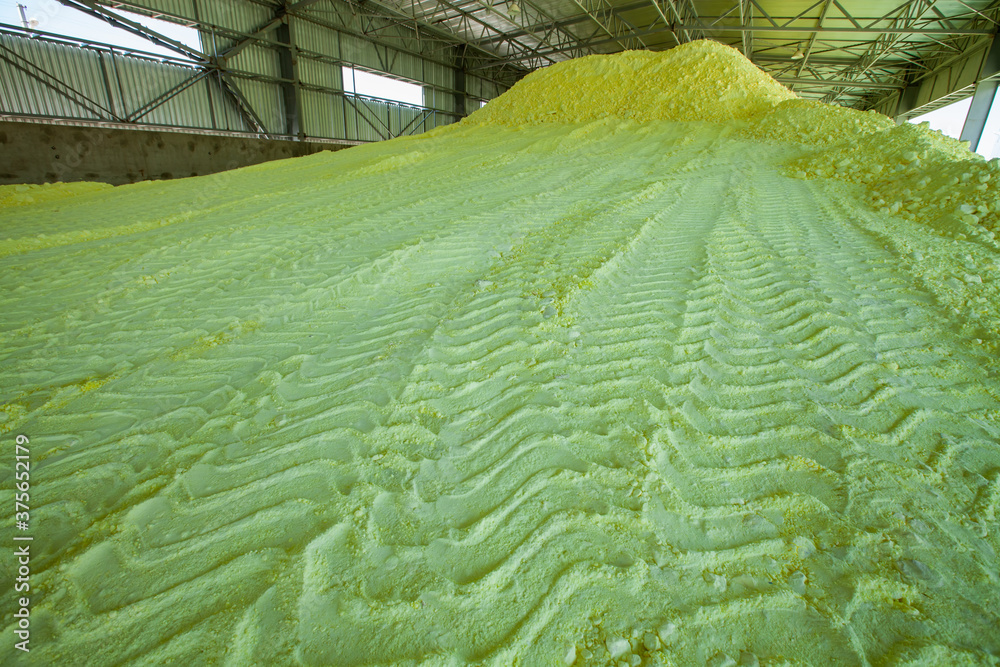 Foto de Stock Pile of Yellow sulfur on sulfuric acid factory warehouse ...